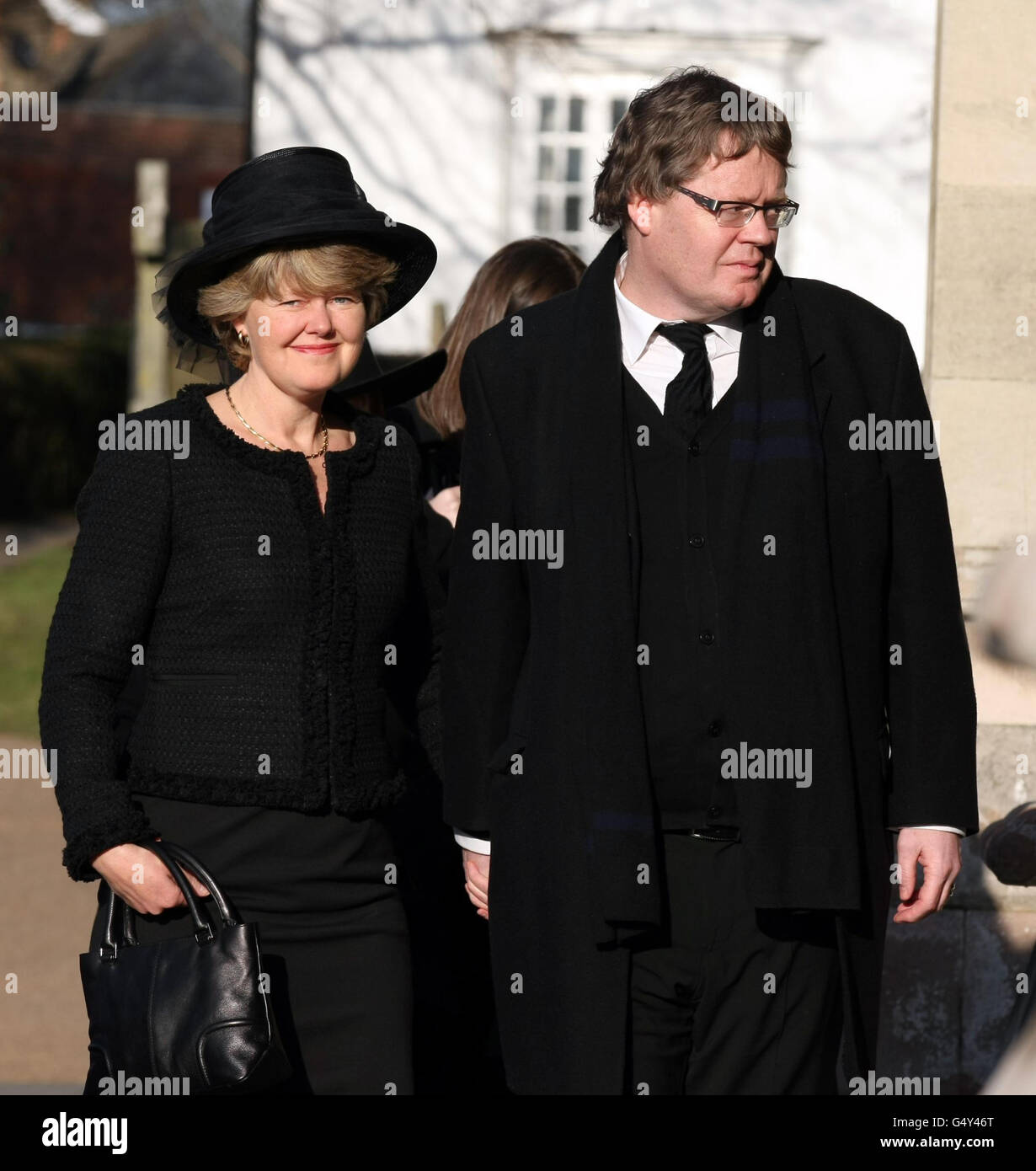 Le fils de Lady Runcie, James, et sa fille, Rebecca, suivent son ...