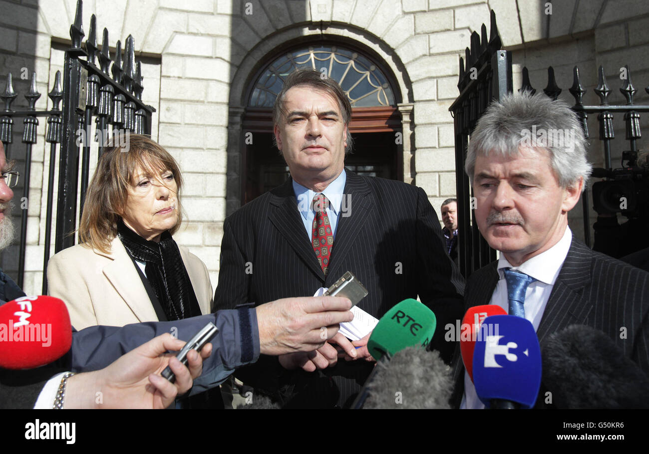 Ian Bailey (au centre) et son associé Jules Thomas et l'avocat Frank ...