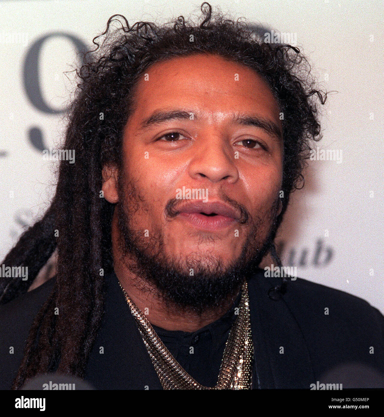 Singer with dreadlocks Banque de photographies et d’images à haute ...