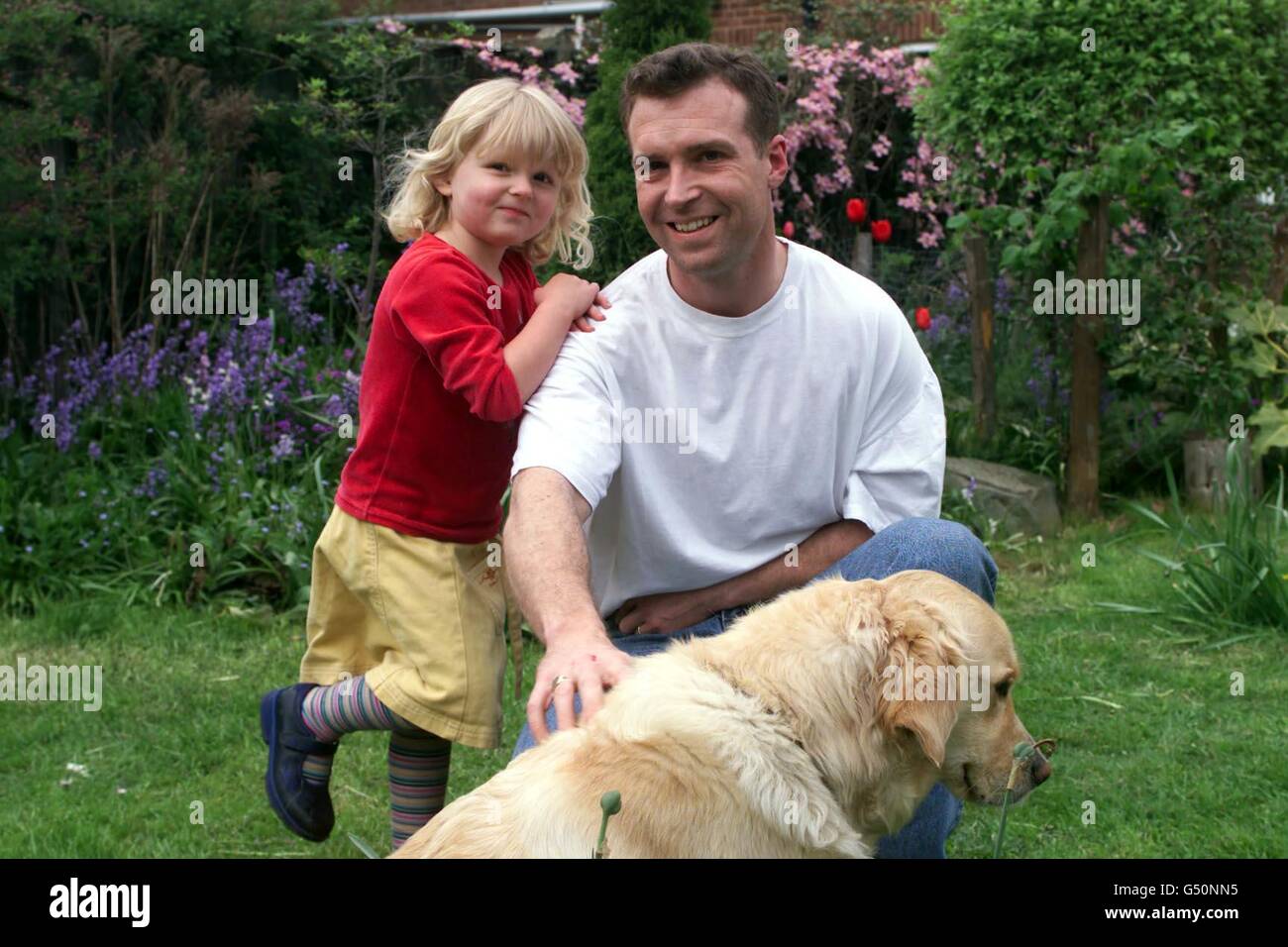 Avec sa fille elke de 3 ans et son chien heidi Banque de photographies ...