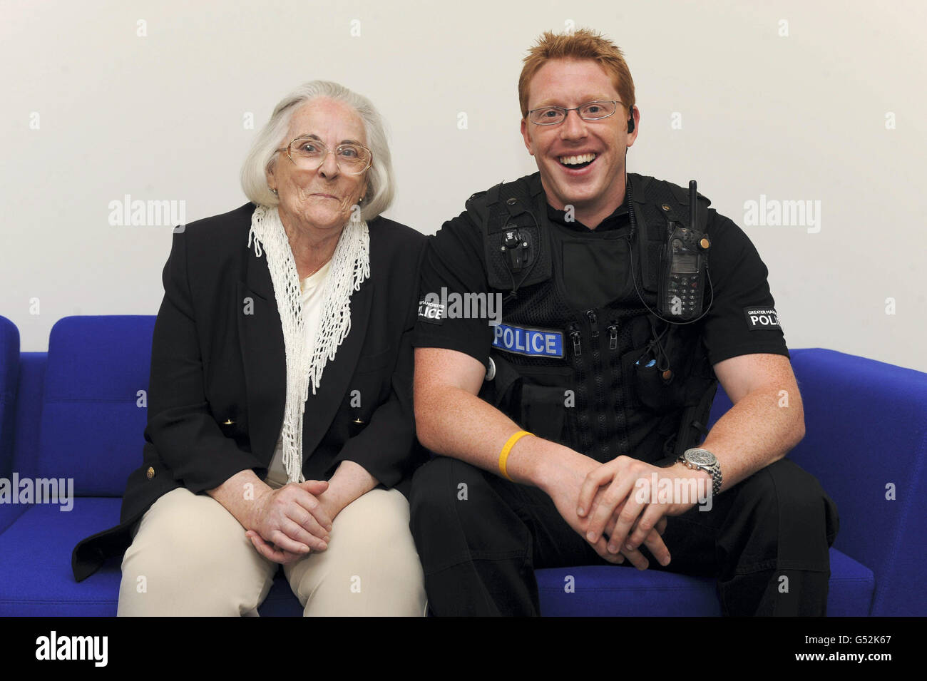 Maria Morrison et le PC Simon Coates posent pour des photos à ...