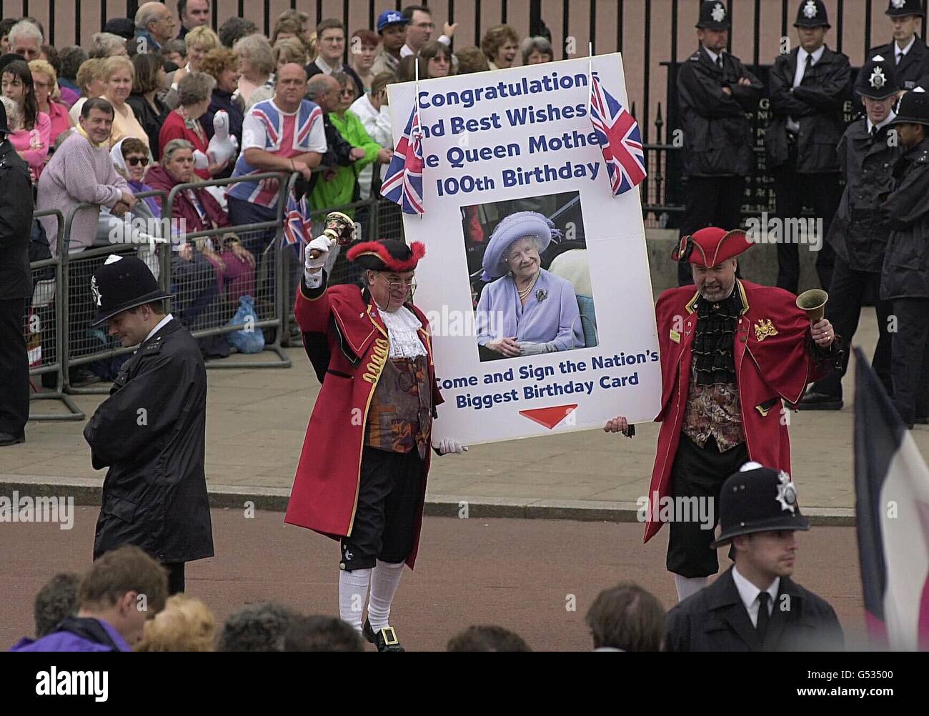 Les crieurs de la ville, (l) Steve Clow et Peter Baker, d'Essex, ont ...