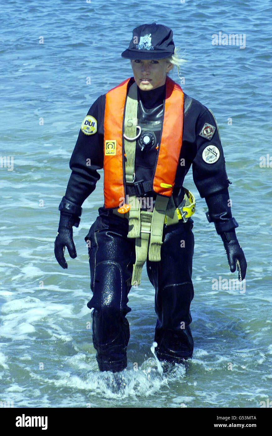 Le plongeur de l'unité de recherche sous-marine de la police Sandy ...