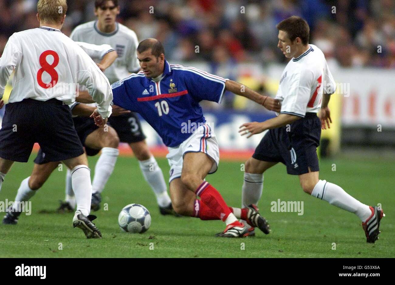 Zinedine zidane france controls ball Banque de photographies et d ...
