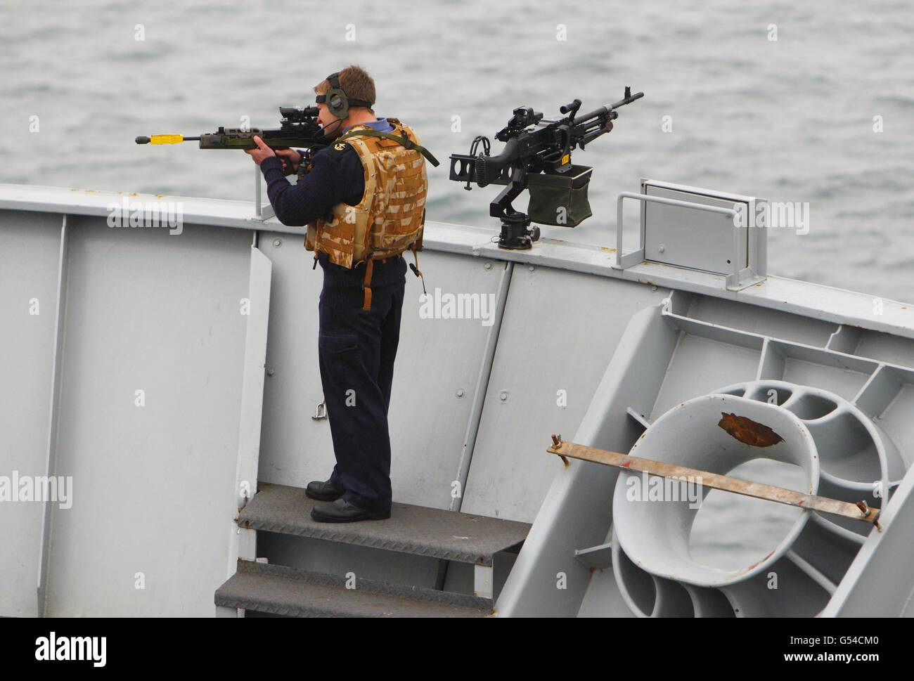 Un marin à bord du navire amiral HMS bulwark de la Royal Navy participe ...