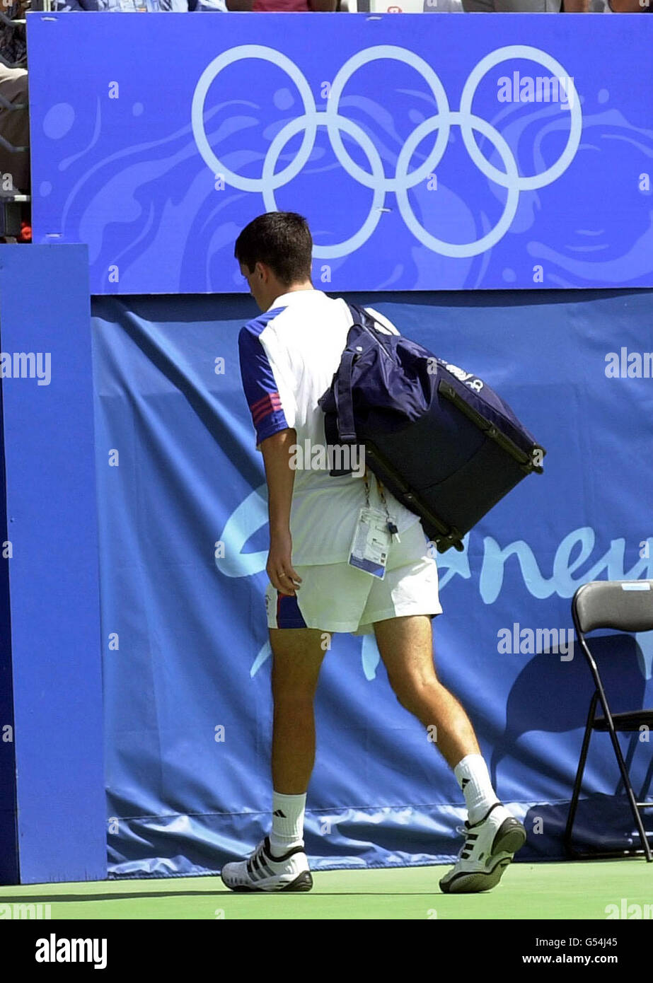 Tim Henman quitte le terrain au stade olympique après avoir perdu en ...