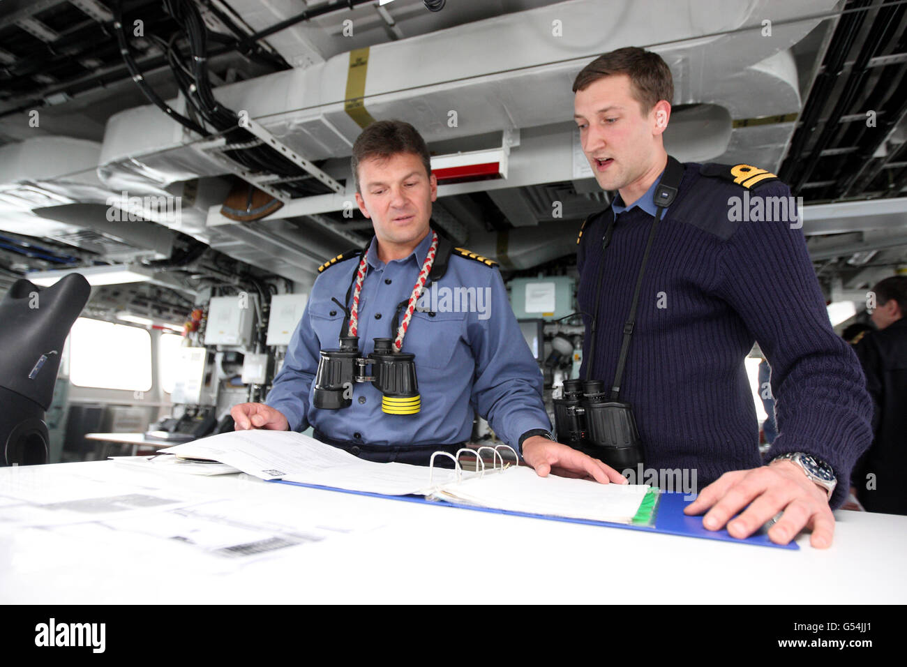Capitaine Andrew Betton Commandant de HMS Ocean (à gauche) avec le LT ...