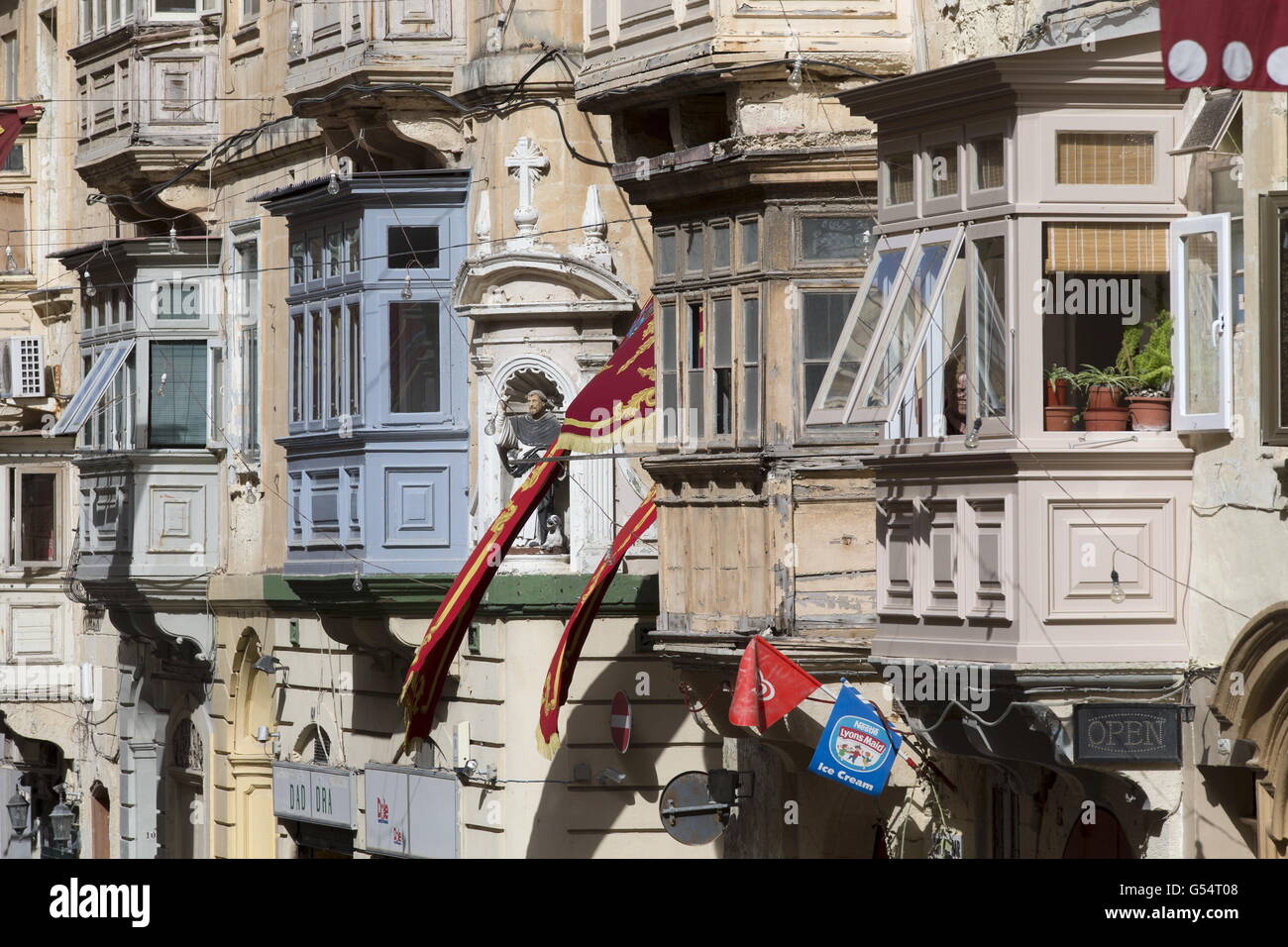 Une rue de Malte Malte typique avec fenêtres en baie de La Valette ...