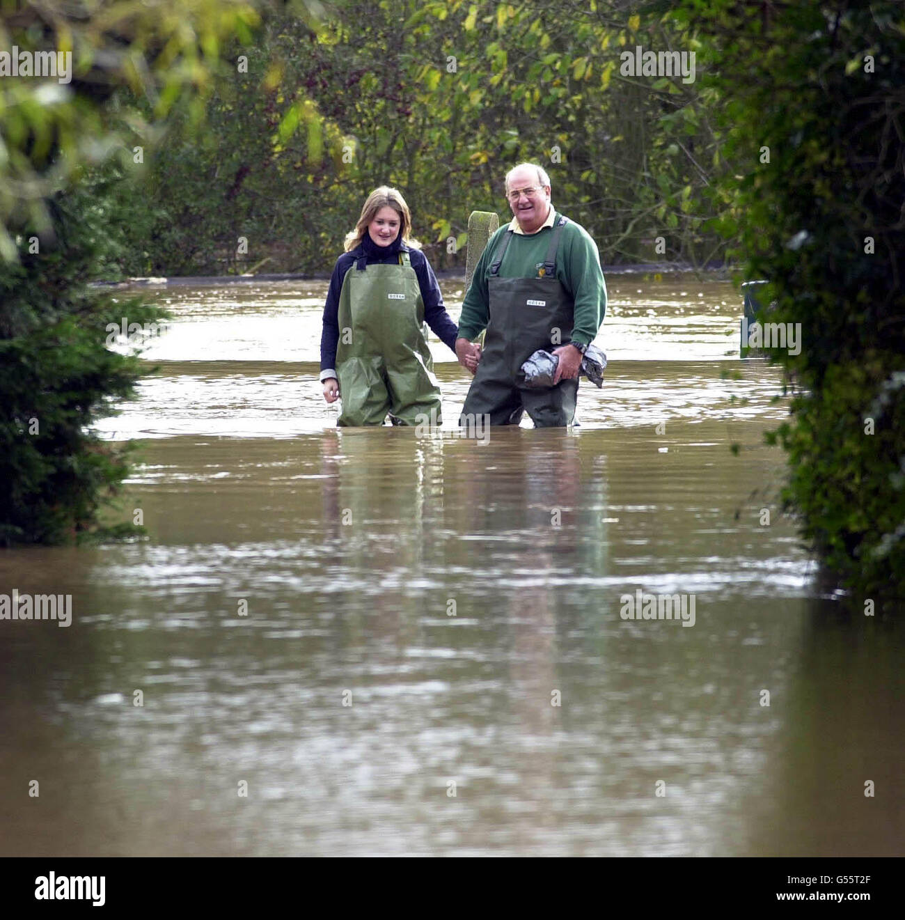 Hamish Barkley et sa fille Kirsty, 15 ans, descendent dans la voie de leur maison à Upton sur ...