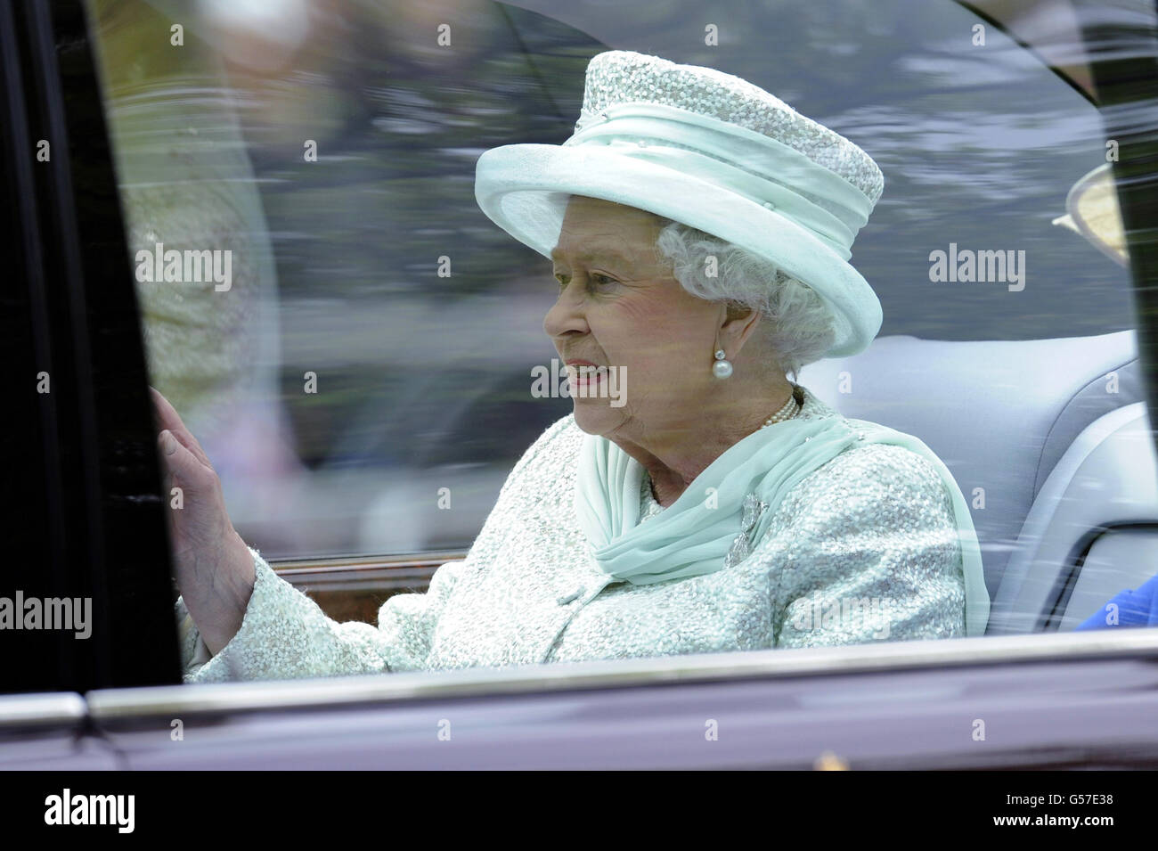 La reine Elizabeth II descend le Mall avec Diana Marion, la Lady ...