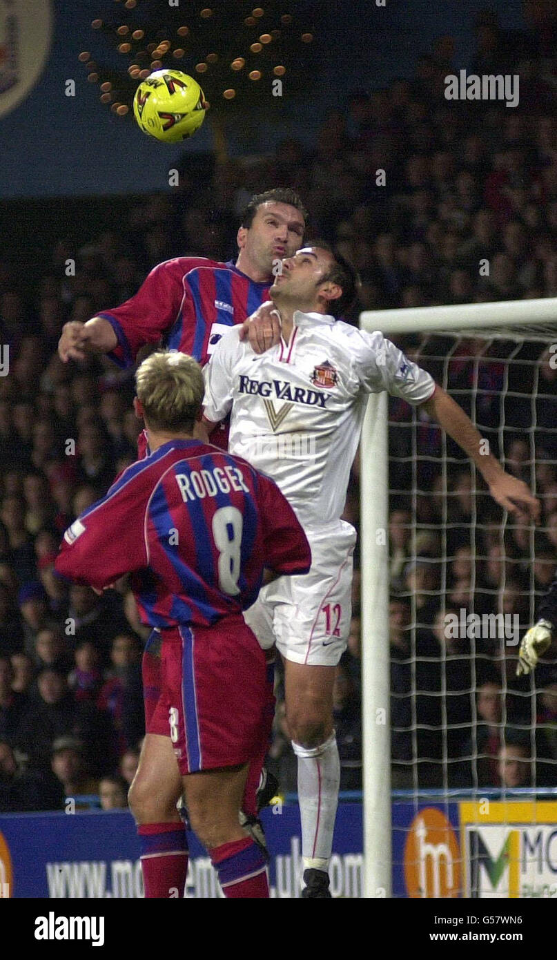 Le défenseur du Crystal Palace Neil Ruddock sursaute Danny Dichio de ...