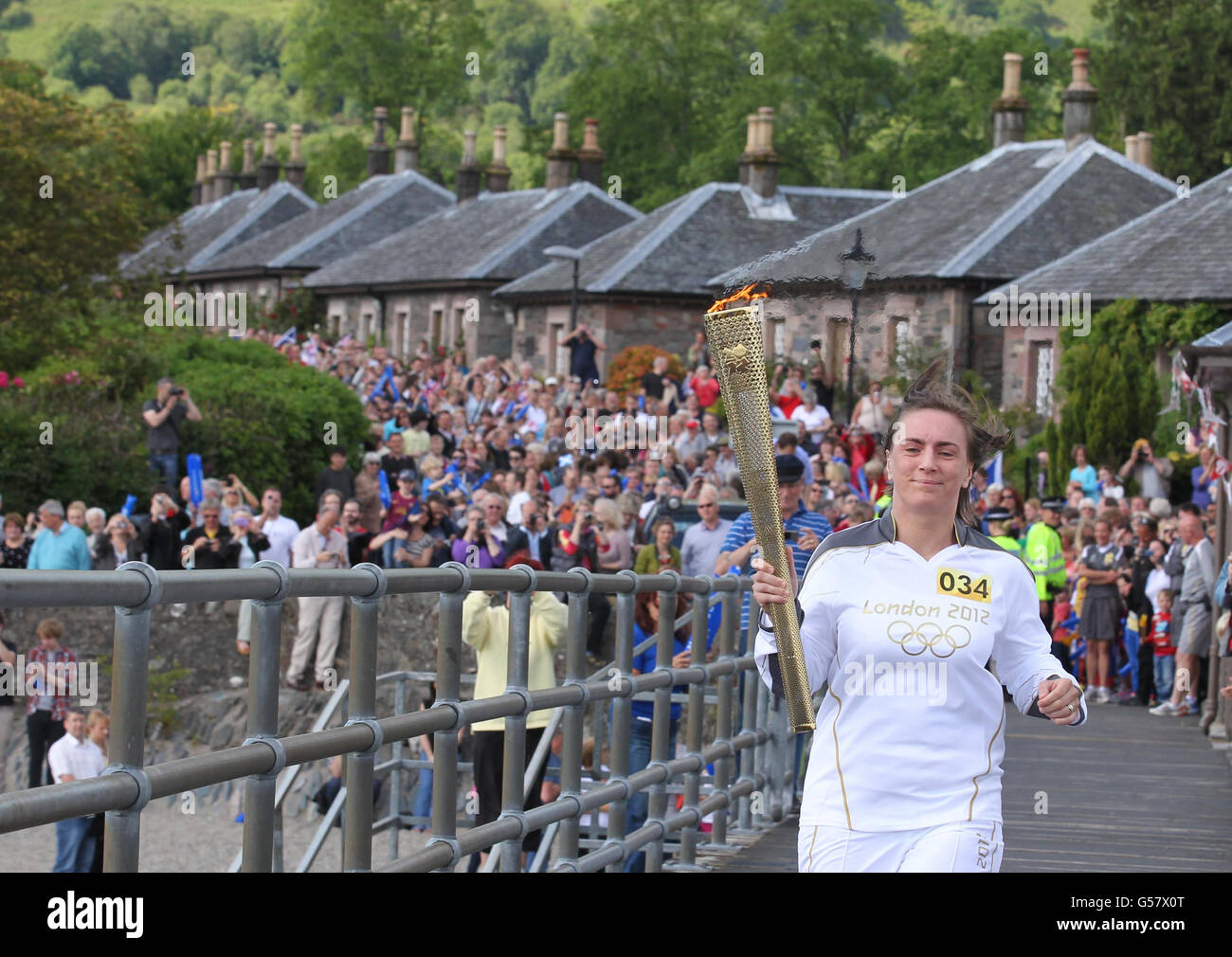 Jour 22 - Relais de la flamme olympique.Ruth Leith porte la flamme ...