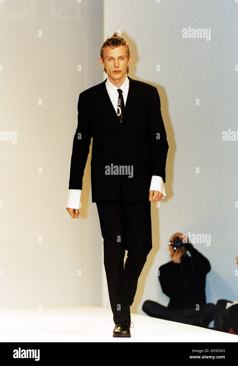 Un mannequin portant une tenue de john rocha Banque de photographies et ...