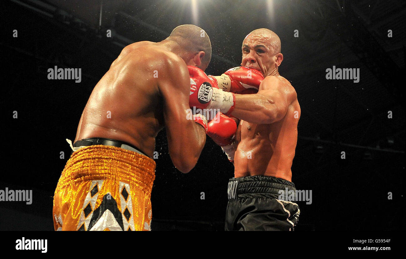 Richard Towers (à droite) sur son chemin pour gagner le titre de ...