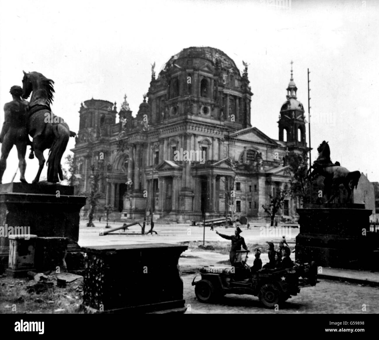 World war ii ruins berlin Banque d'images noir et blanc - Alamy