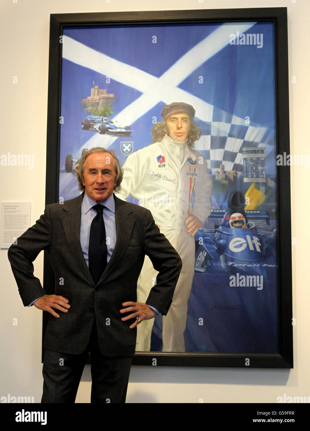 Sir Jackie Stewart se trouve à côté d'un portrait de lui-même qui a ...