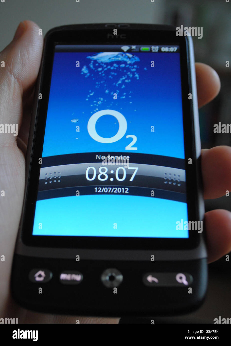 Un homme tient un téléphone mobile sur le réseau O2 car des centaines ...