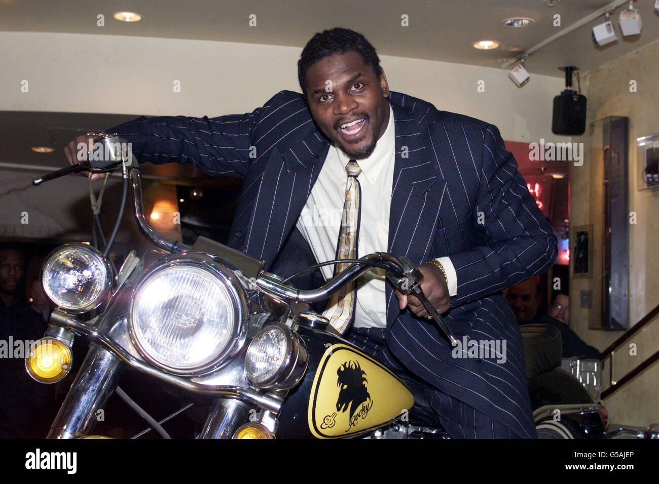Audley Harrison, médaillée d'or à la boxe olympique, pose sur une moto ...