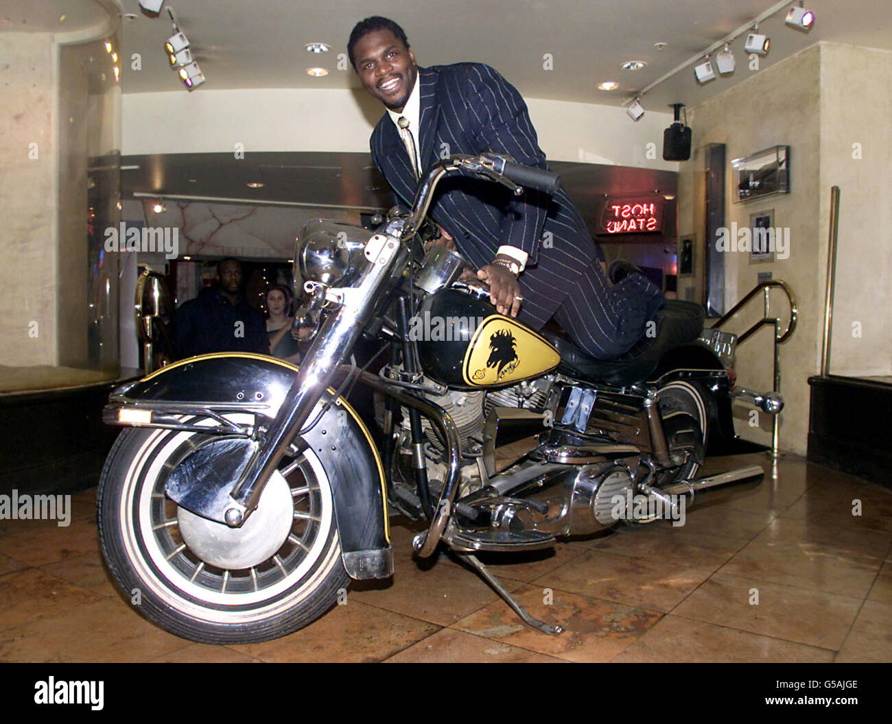 Audley Harrison, médaillée d'or de boxe olympique, pose sur une moto ...