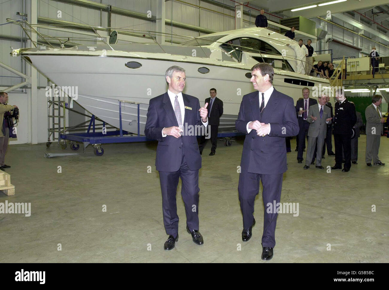 Le duc d'York avec le directeur général de Fairline, Derek carter ...