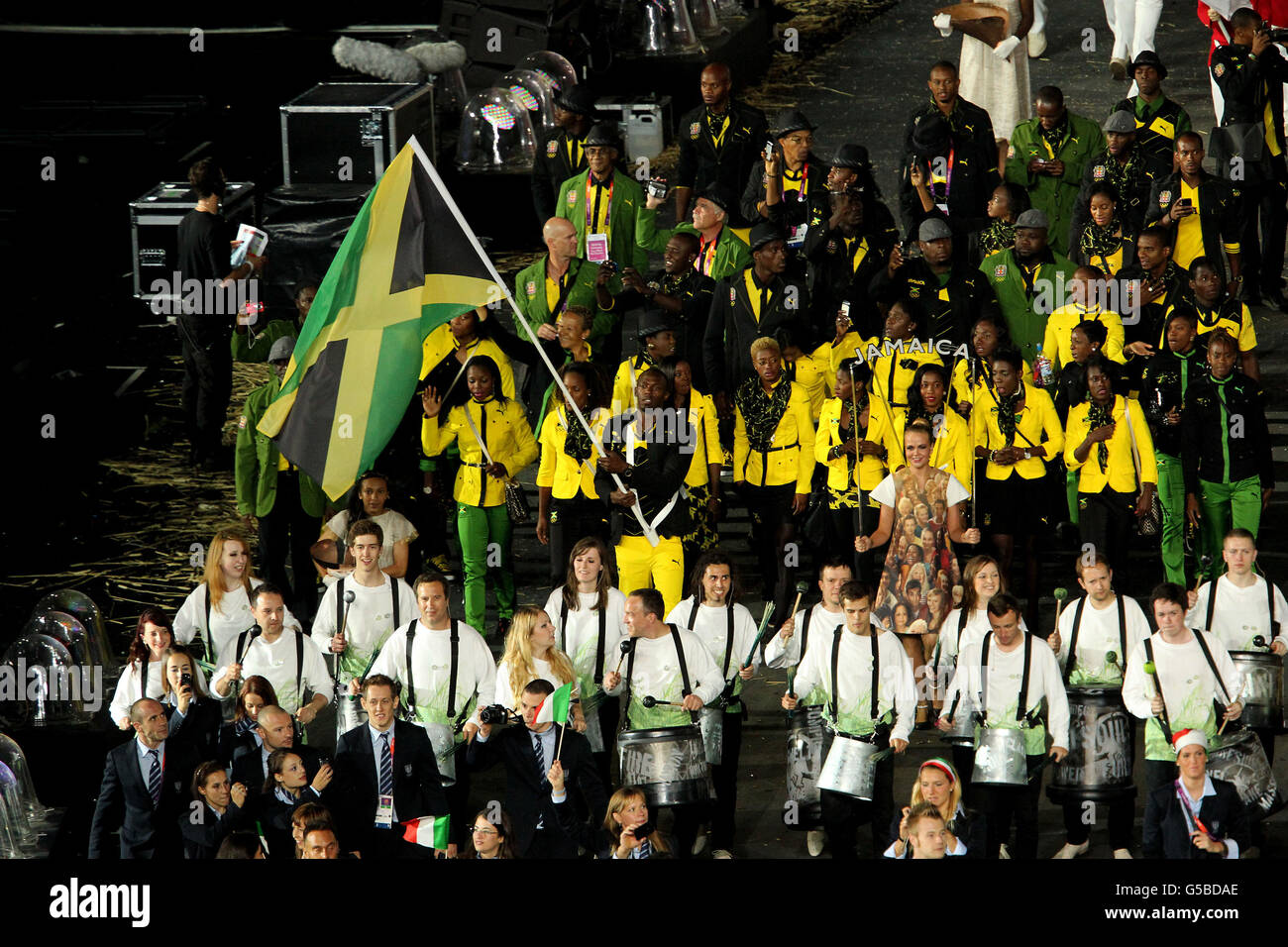 Les athlètes de la Jamaïque dirigés par le porte-drapeau Usain Bolt ...