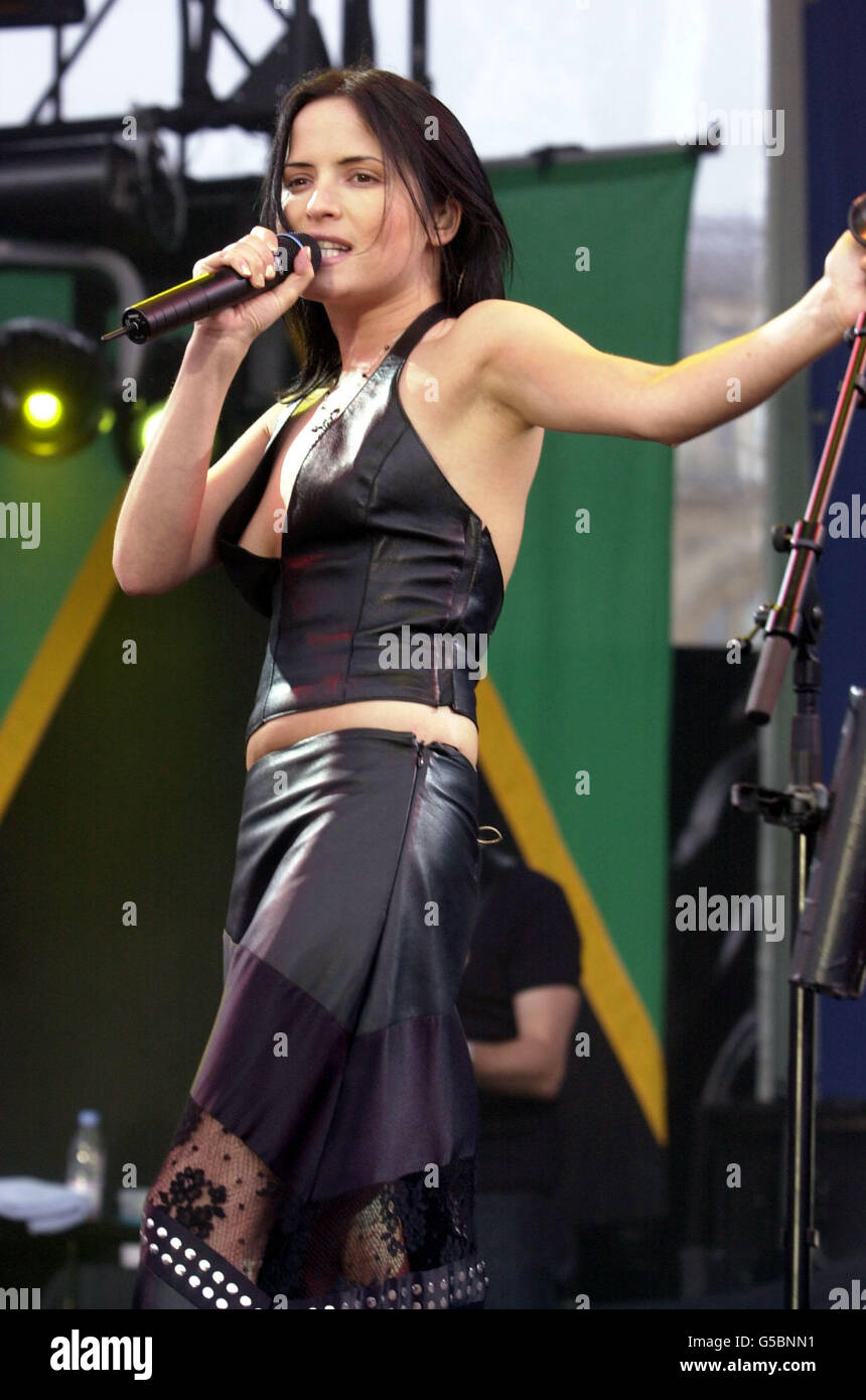 La chanteuse principale Andrea Corr, du groupe de pop irlandais The ...