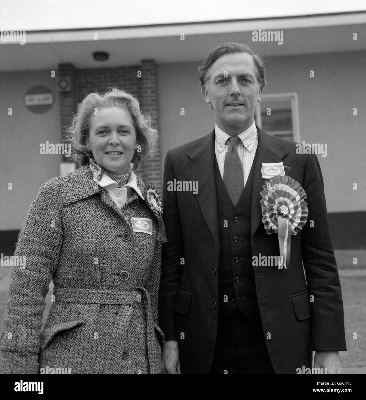 Pictured with his wife sheila Banque d'images noir et blanc - Alamy