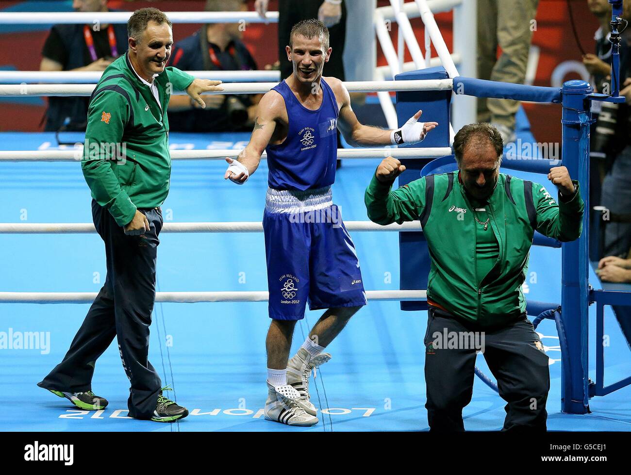John Joe Nevin (au centre) célèbre avec les entraîneurs Billy Walsh (à ...