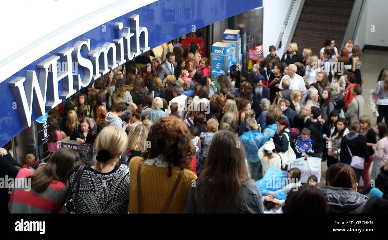 Signature de livre de tom daley Banque de photographies et d’images à ...