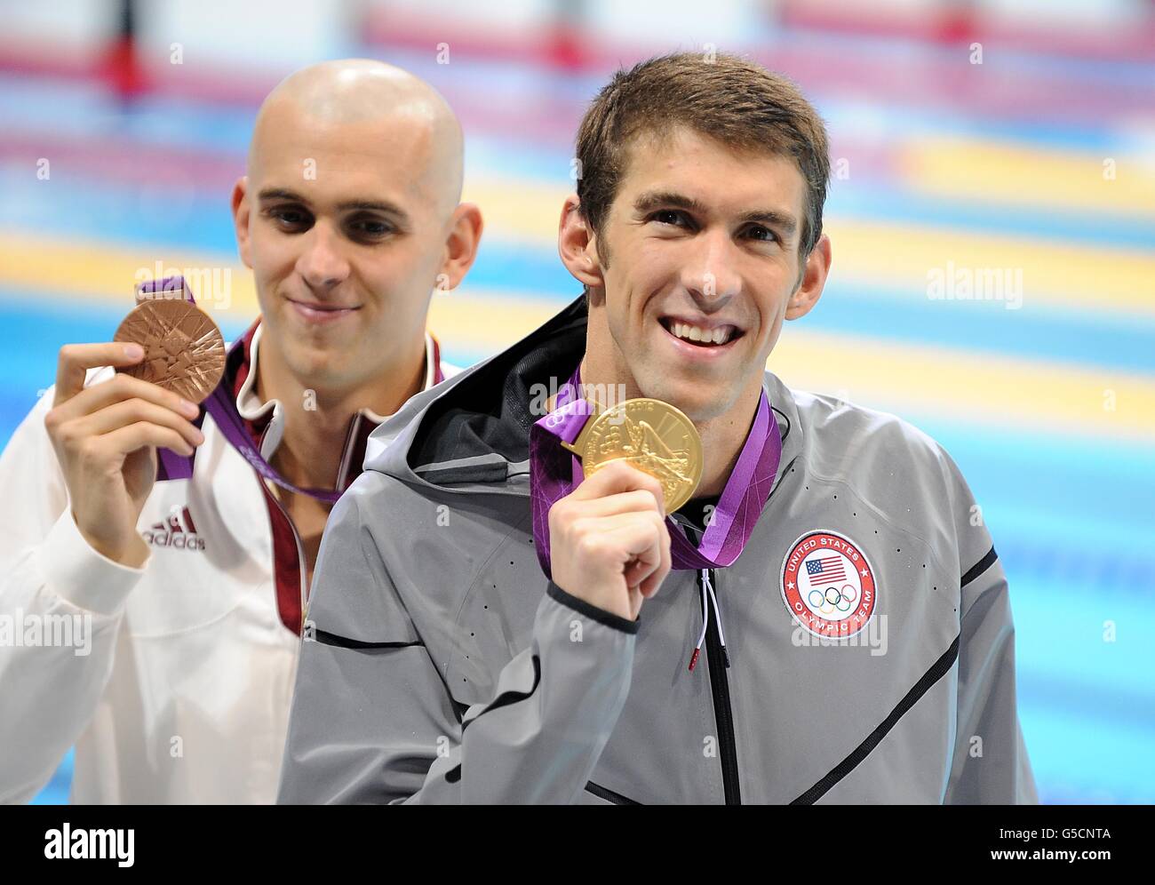 Michael Phelps des États-Unis célèbre avec sa médaille d'or pour avoir ...