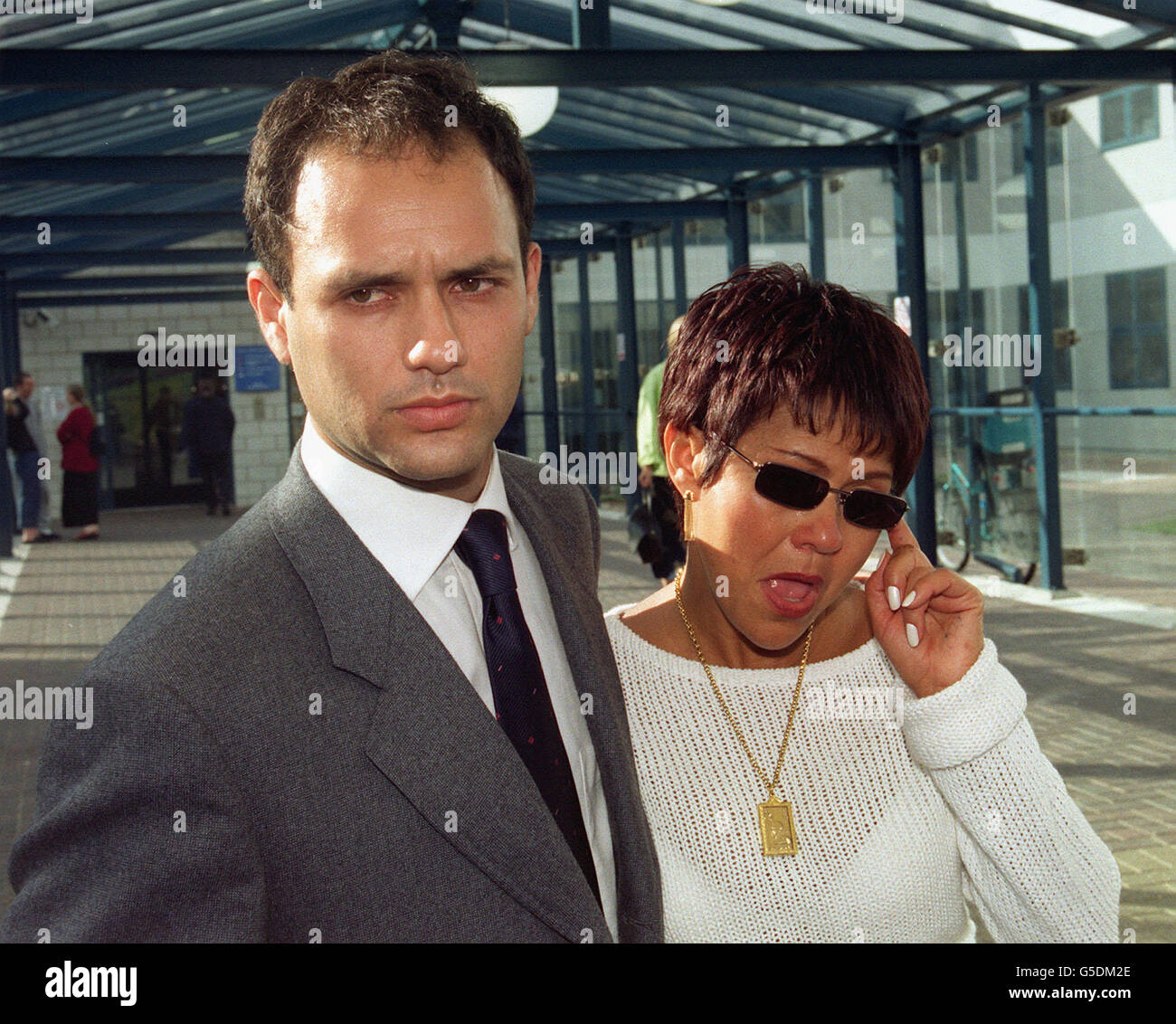 Raimunda avec son fils michael biggs à la prison de belmarsh Banque de ...