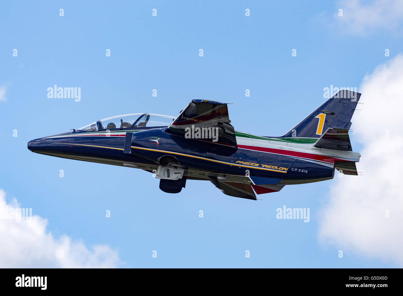 Alenia aermacchi m 345 Banque de photographies et d’images à haute ...