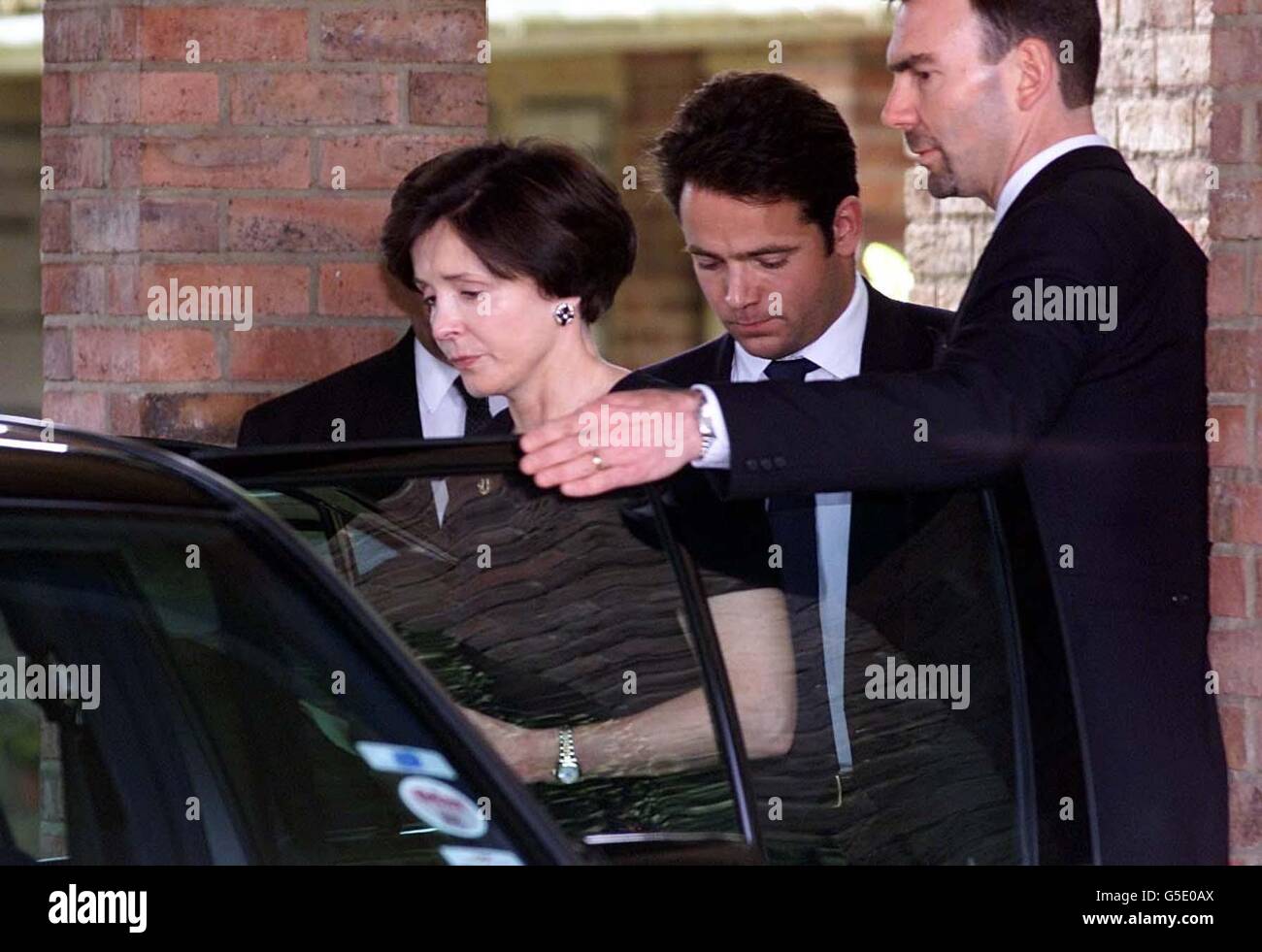 Mary Archer quitte le crématorium de Cambridge à Madingley, avec son ...