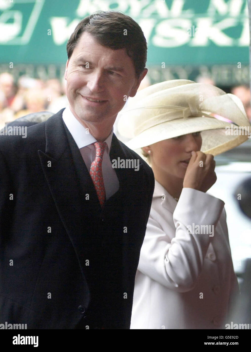 Le mari de la princesse Anne, Tim Laurence, arrive avec sa fille Zara ...