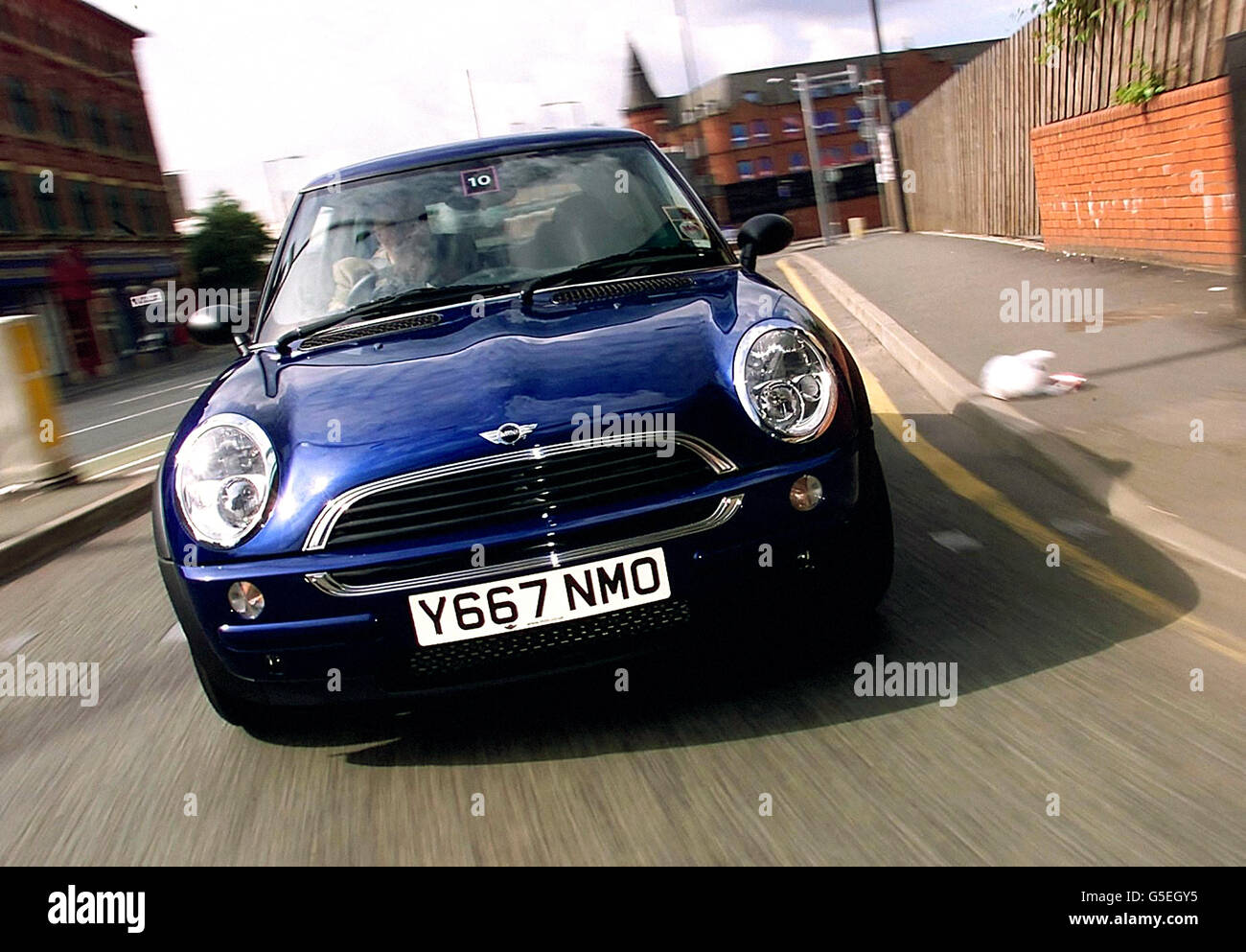 La nouvelle BMW Williams Mini se déplace dans les rues de Manchester ...