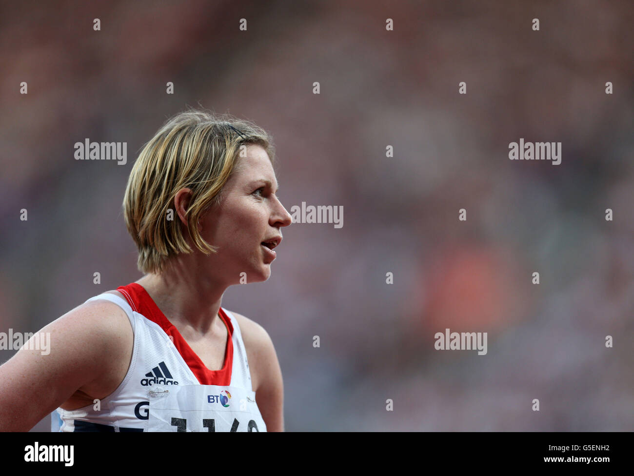 Hazel Robson, en Grande-Bretagne, regarde le tableau des timing lors de ...