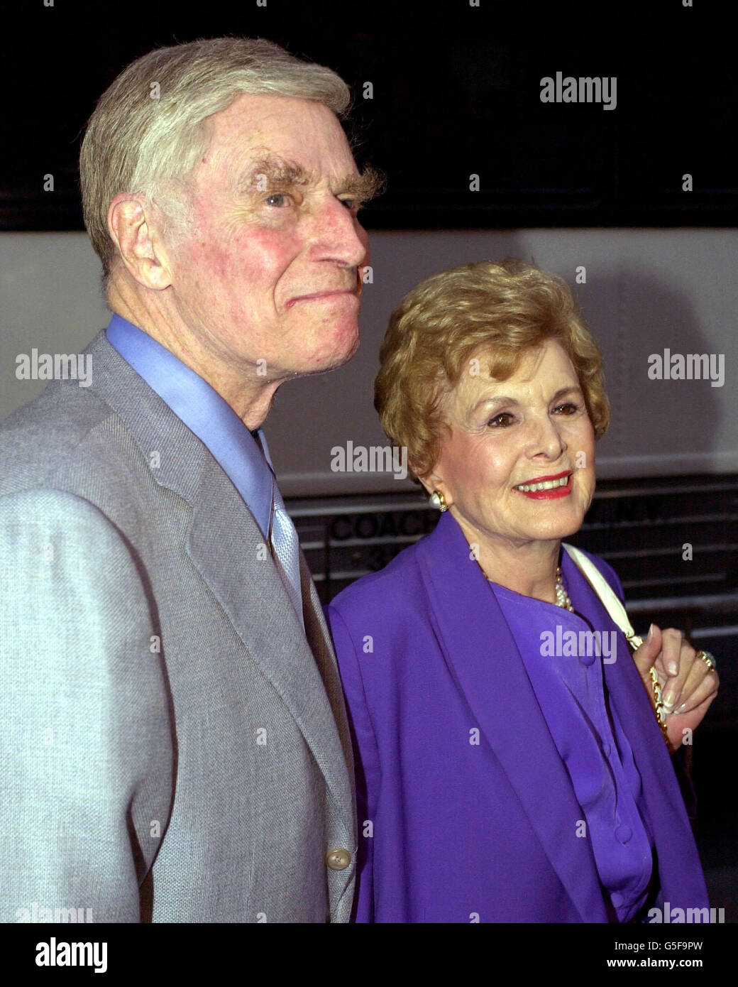 L'acteur Charlton Heston et sa femme arrivent à la première mondiale de ...