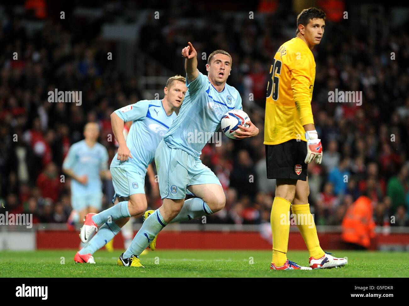 Le Callum ball de Coventry City célèbre le premier but de sa partie ...
