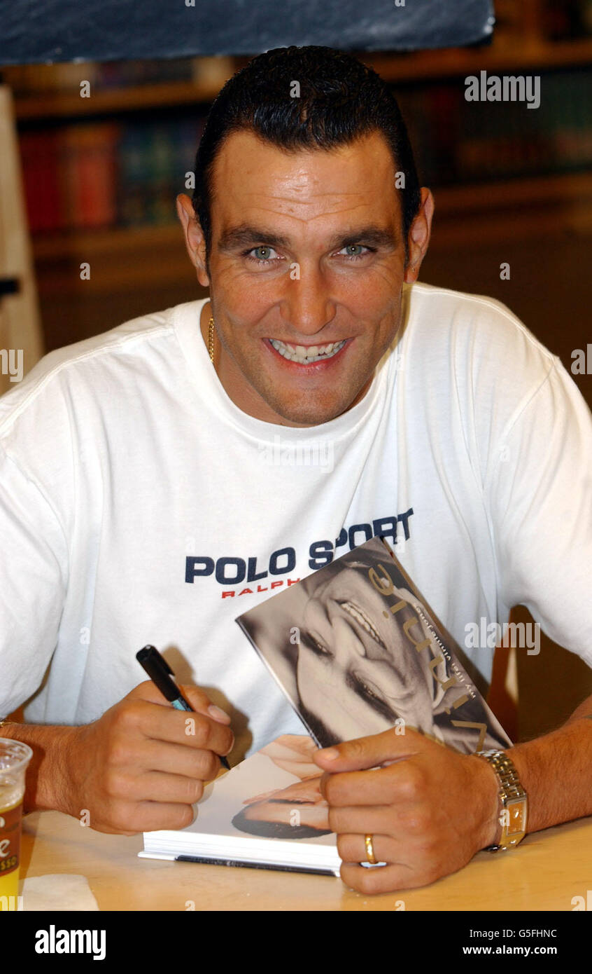 Signature de livre vinnie jones Banque de photographies et d’images à ...