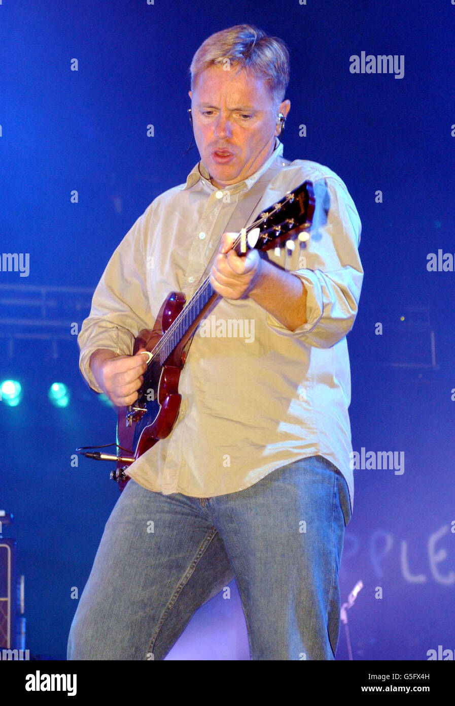 Bernard Sumner du groupe New Order sur scène à la Brixton Academy ...