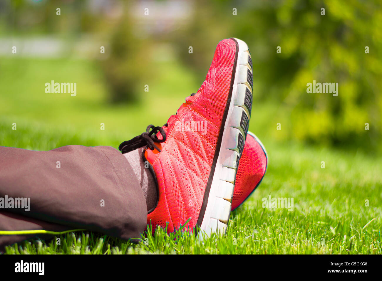 Homme avec une chaussure rouge Banque de photographies et d’images à ...