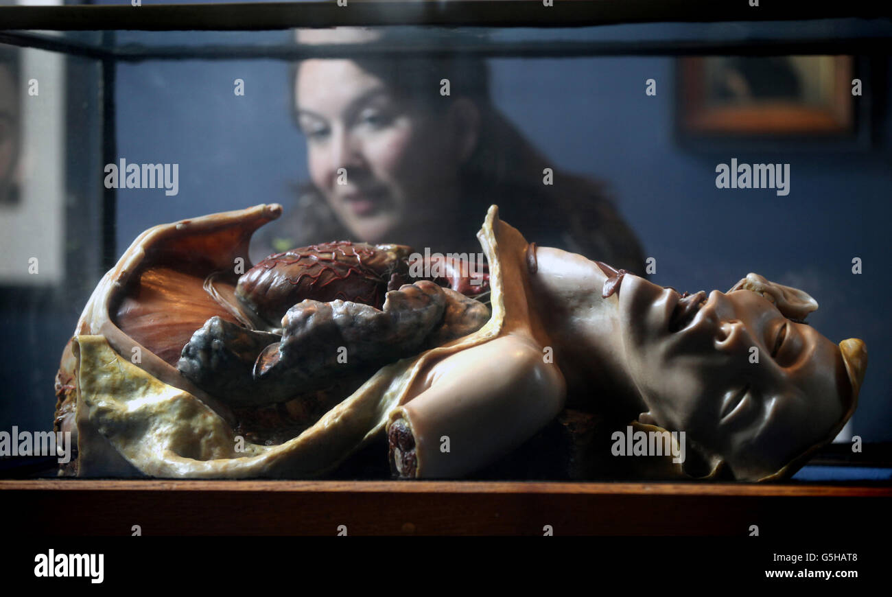 Julia Davidson, conservatrice au Musée de Londres, inspecte un modèle ...