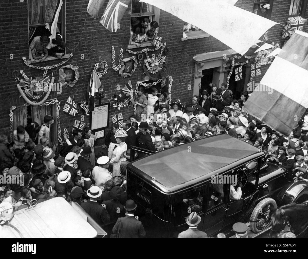 La reine Mary inspecte le rouleau d'honneur à Palace Road à Hackney ...