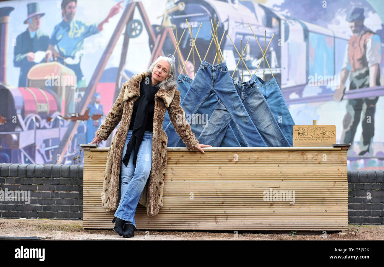 Styliste helen storey avec le domaine des jeans Banque de photographies ...
