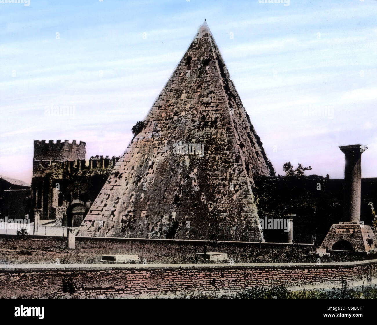 Pyramide caius cestius rome Banque de photographies et d’images à haute ...