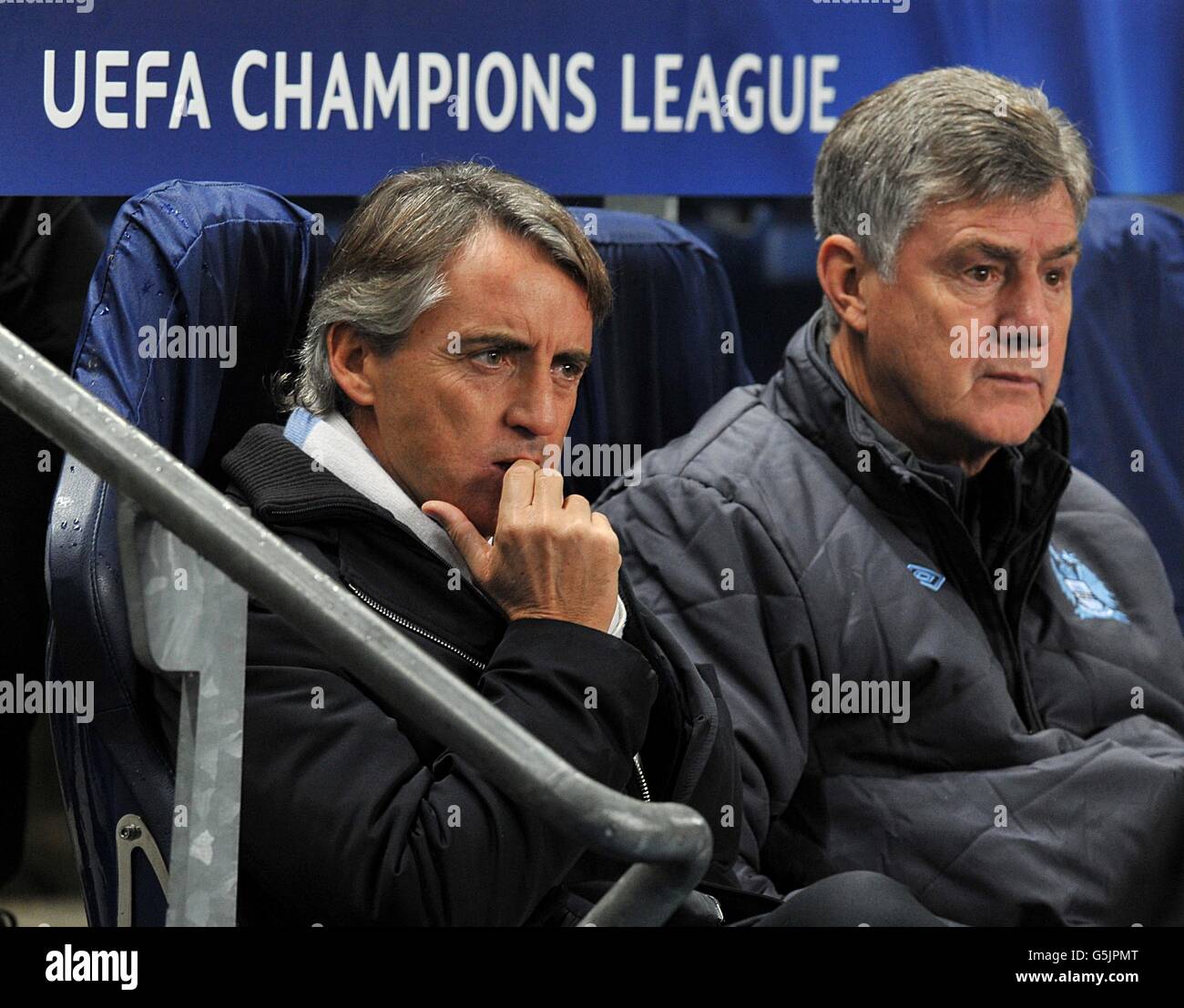 Manchester city manager roberto mancini gauche directeur adjoint brian ...