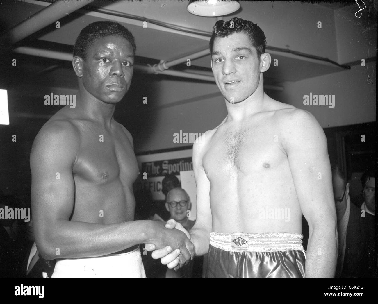 American Virgil Akins (l) serre la main avec Wally Swift (r) de ...