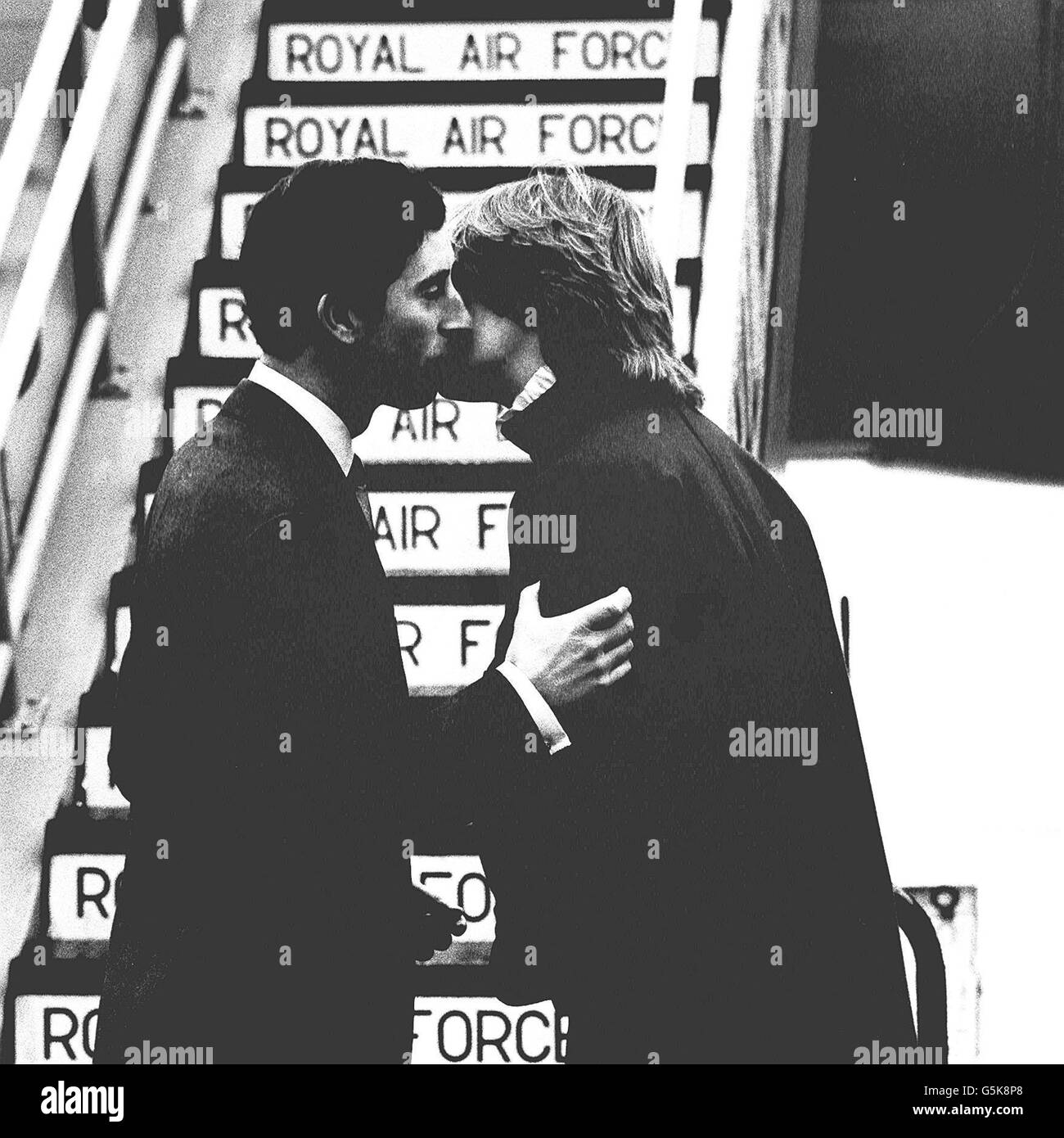 Prince charles kisses princess diana Banque de photographies et d ...