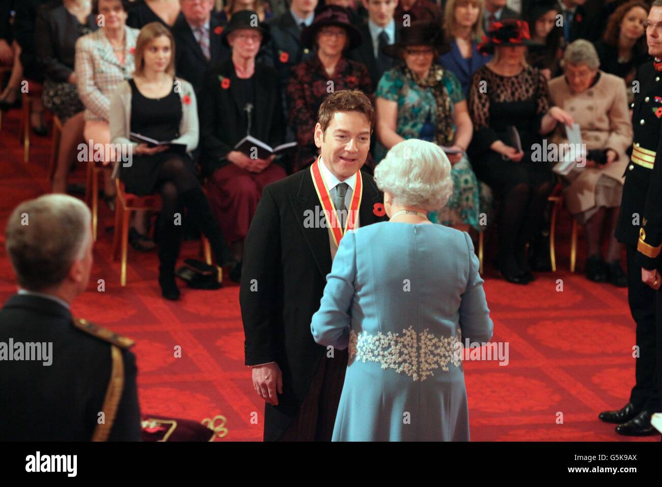 L'acteur Kenneth Branagh reçoit une chevalier de la reine Elizabeth II ...