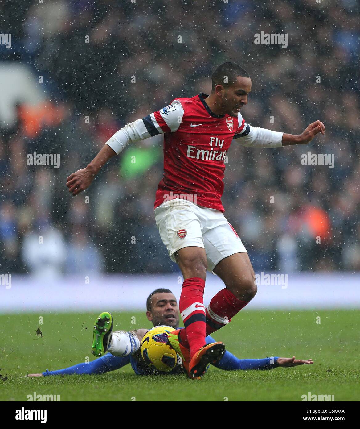 Arsenaux theo walcott chelseas ashley cole bataille pour le ballon ...